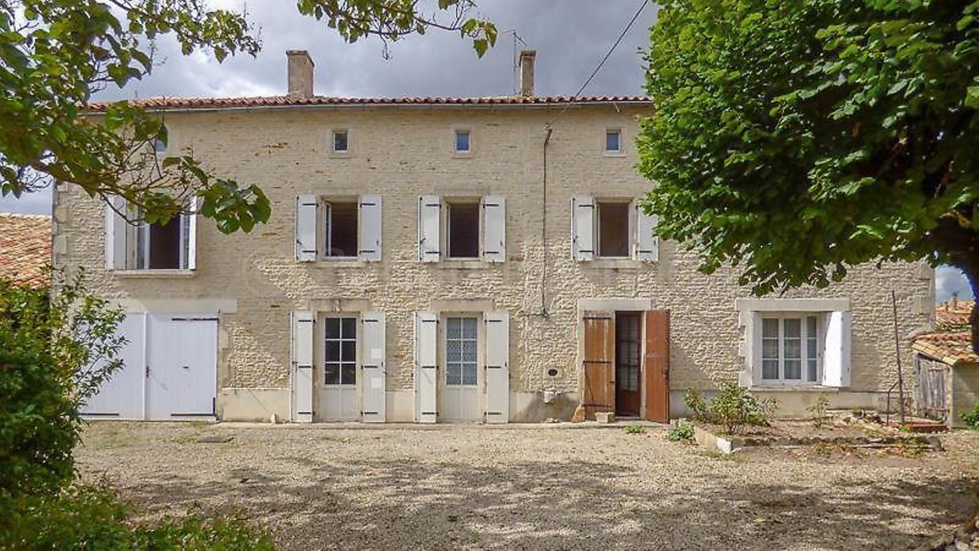 Five properties for sale to renovate in France - Complete France