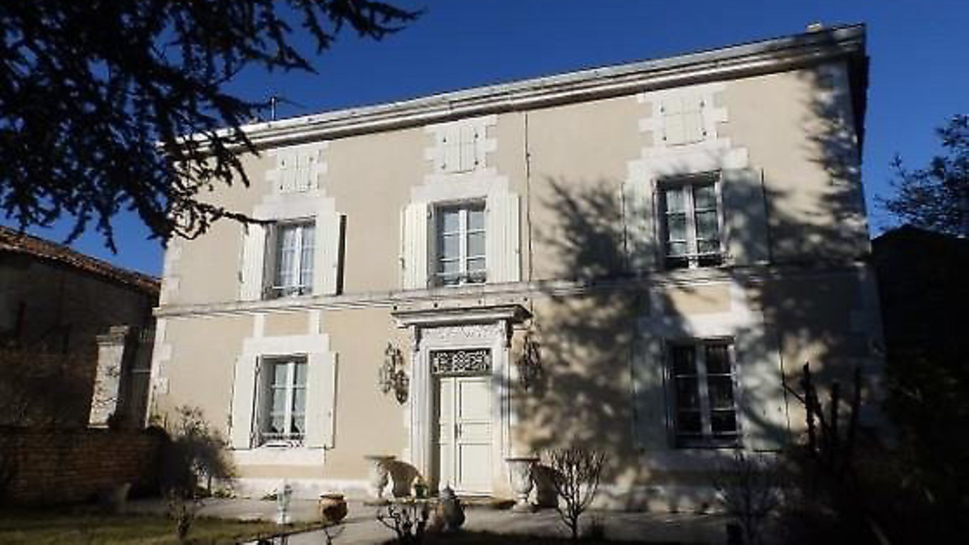 Buy a French house regionally traditional French house - Complete France