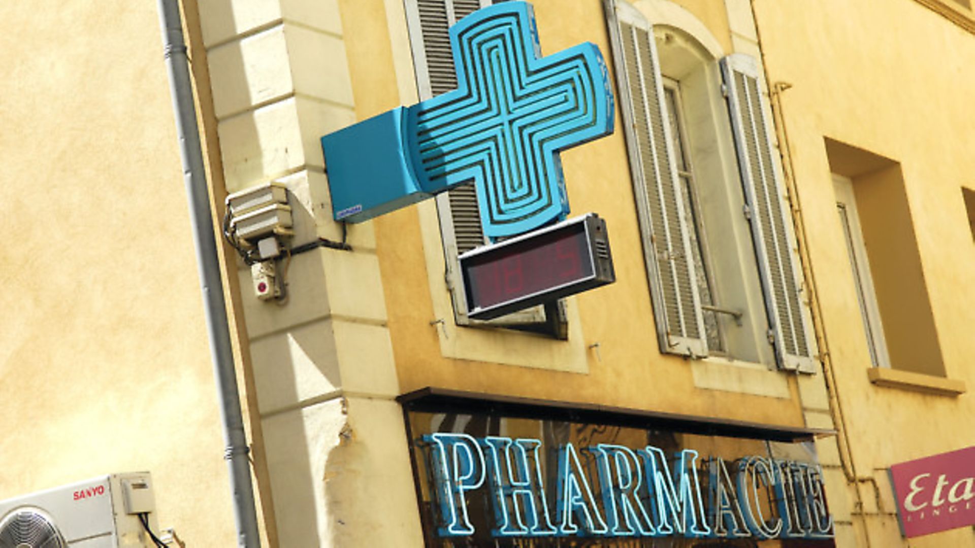Visiting a French pharmacy - Complete France