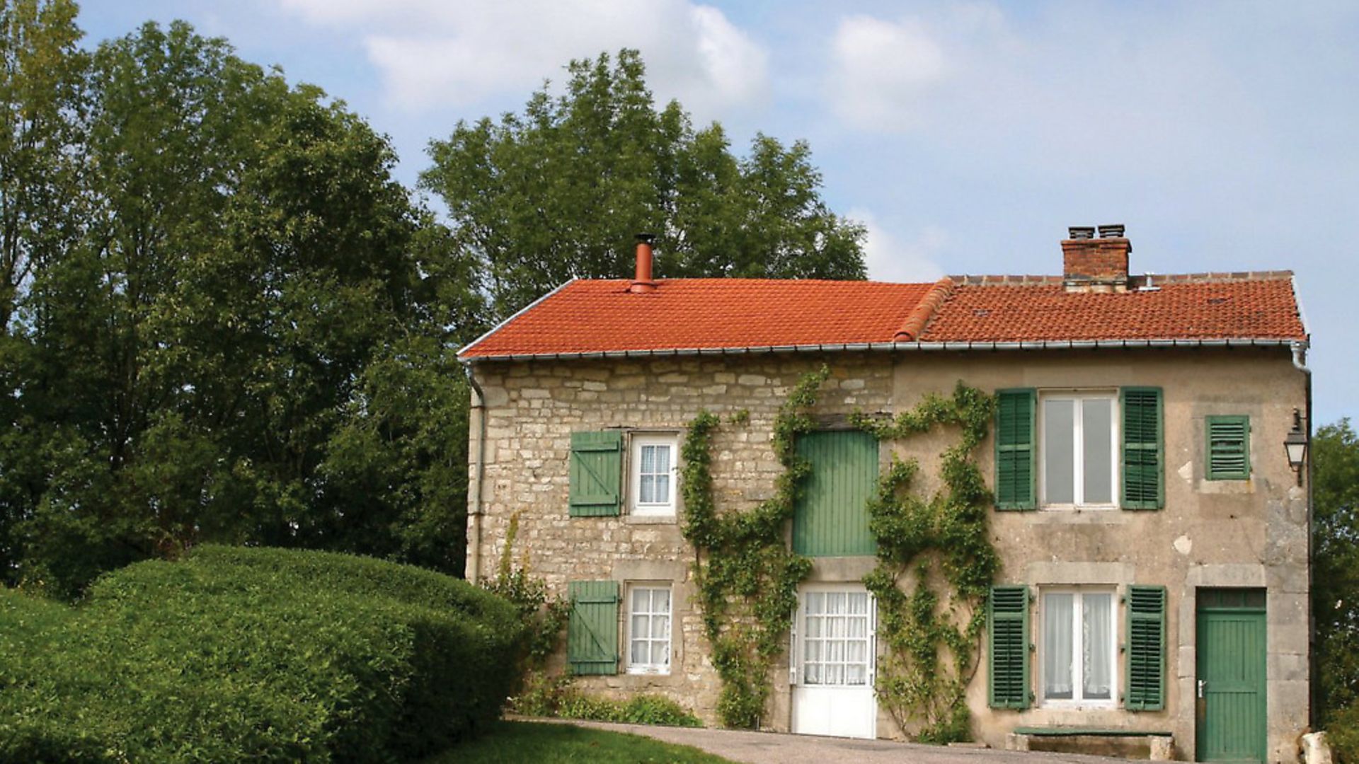 How to set up your home and car insurance in France - Complete France