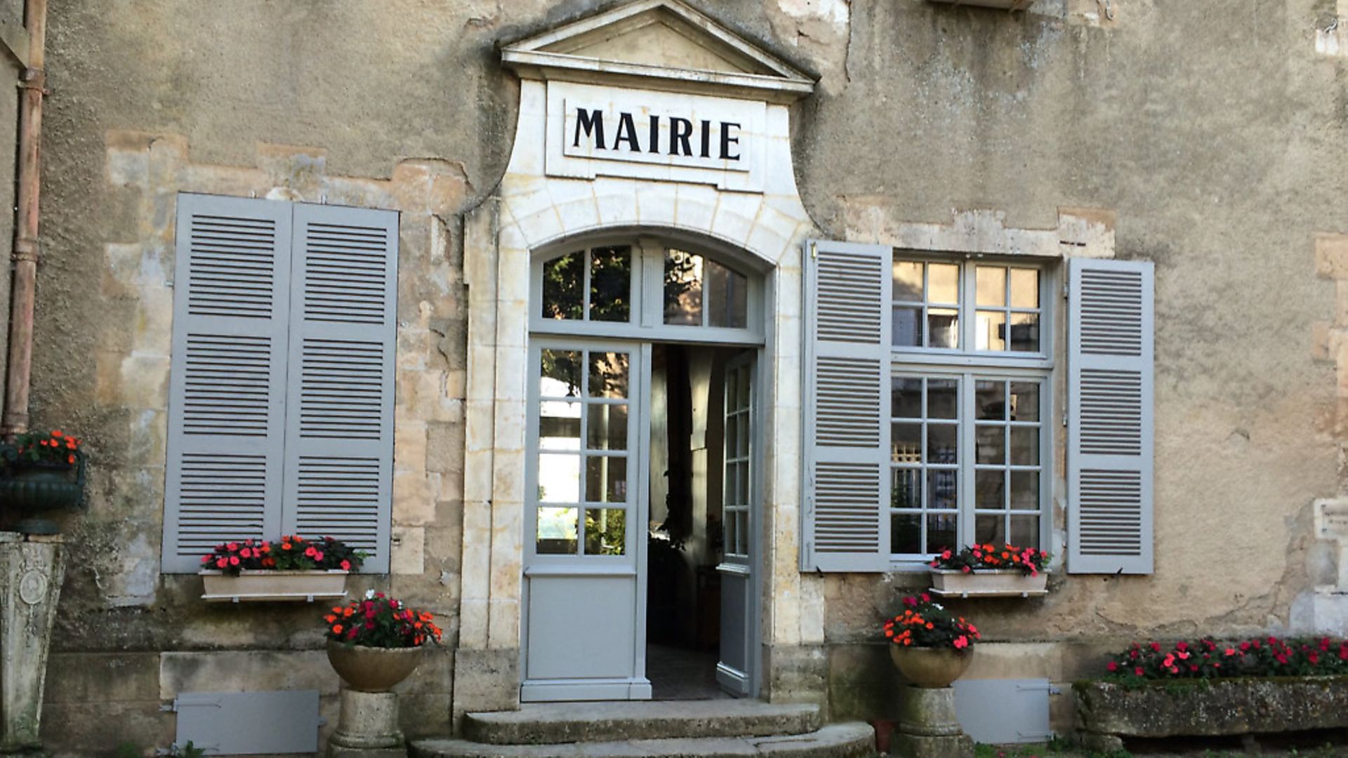 The role of the mayor and mairie in France - Complete France