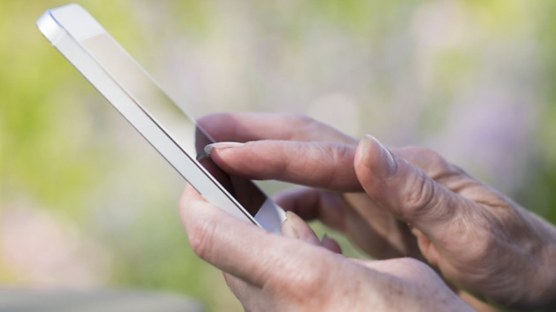 Keep in touch: telephone and internet in France - Complete France